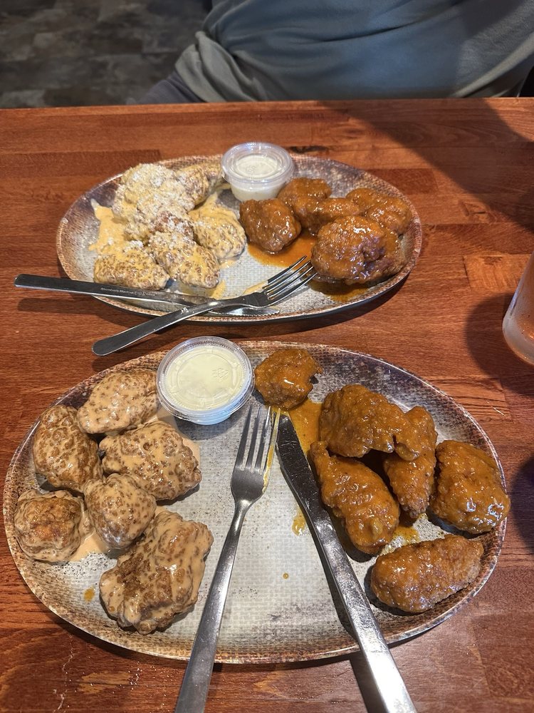 ALLIGER’S HOUSE OF WINGS - Updated October 2025 - 29 Photos & 72 ...