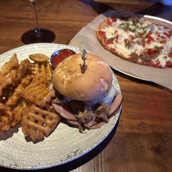 KINGS DINING & ENTERTAINMENT - Updated December 2024 - 154 Photos & 271 ...