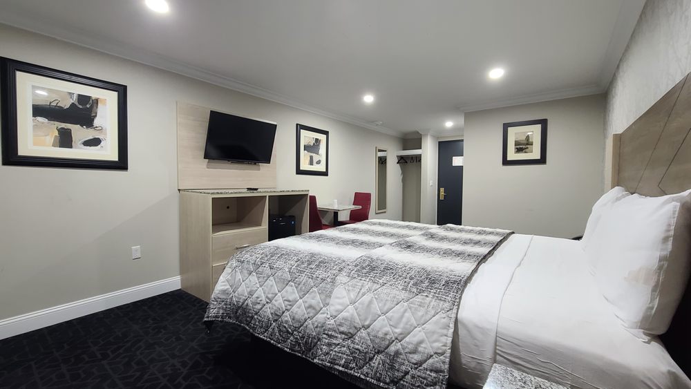 BAYVIEWINN MOTEL - Updated May 2026 - 22 Photos - 3206 Emmons Ave ...