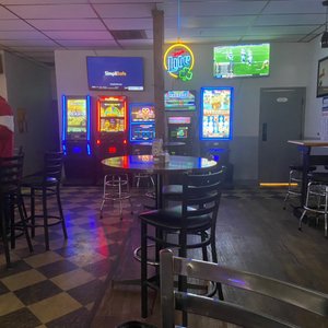 FOX’S PUB - 44 Photos & 33 Reviews - 4395 S 76th St, Greenfield ...
