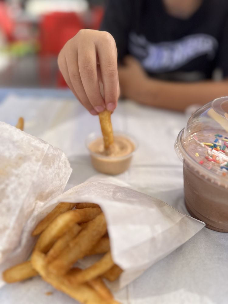 LUCKY’S DRIVE-IN - Updated December 2025 - 442 Photos & 208 Reviews ...