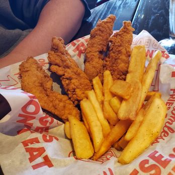 RED ROBIN GOURMET BURGERS AND BREWS - Updated May 2025 - 541 Photos ...