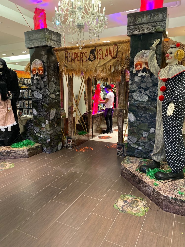 SPIRIT HALLOWEEN SUPERSTORE - Updated October 2024 - 17 Photos - 3333 ...