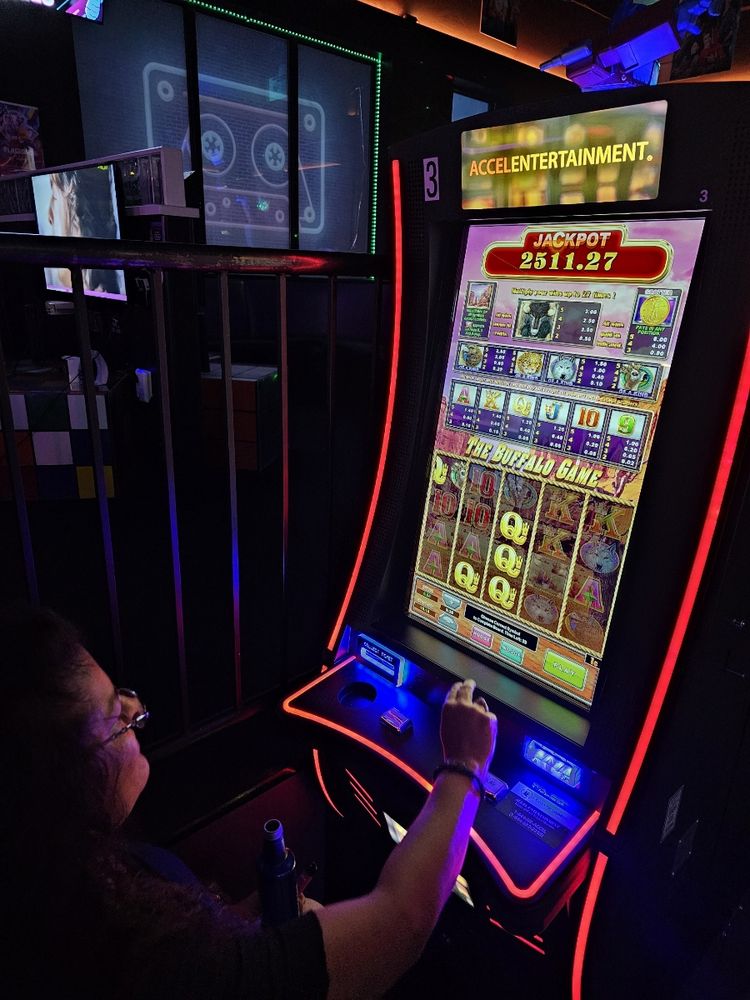 THROWBACK ARCADE LOUNGE - Updated March 2025 - 100 Photos & 29 Reviews ...