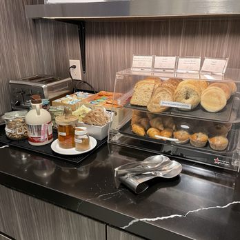 PLAZA PREMIUM LOUNGE TORONTO - Updated May 2025 - 307 Photos & 121 ...