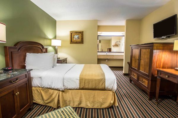 QUALITY INN - Updated July 2025 - 20 Photos & 23 Reviews - 722 York Rd ...