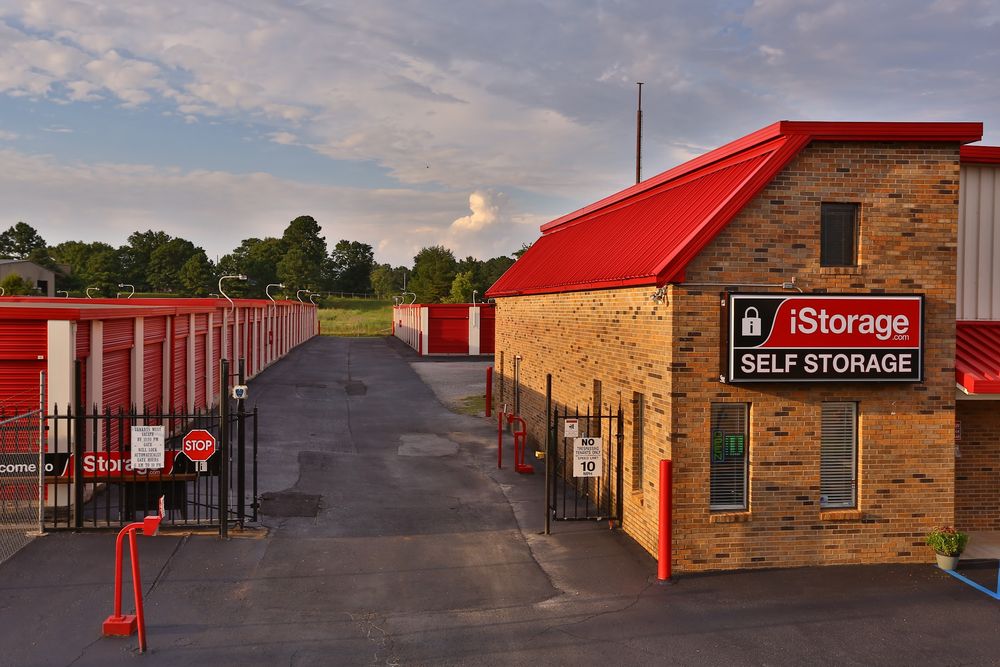 ISTORAGE - CASTLE DR - Updated June 2025 - 24 Photos - 105 Castle Dr ...