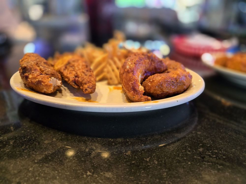 PLUCKERS WING BAR - Updated April 2025 - 526 Photos & 739 Reviews ...