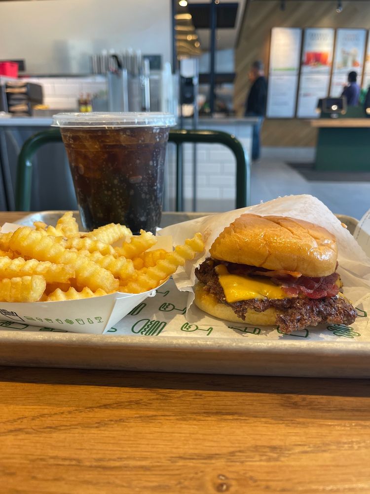 SHAKE SHACK WESTBEND - 14 Photos & 13 Reviews - 1601 S University Dr ...