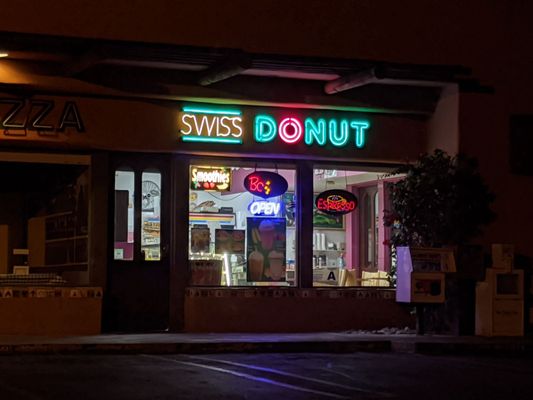SWISS DONUT - 150 Photos & 165 Reviews - 555 S Sunrise Way, Palm ...