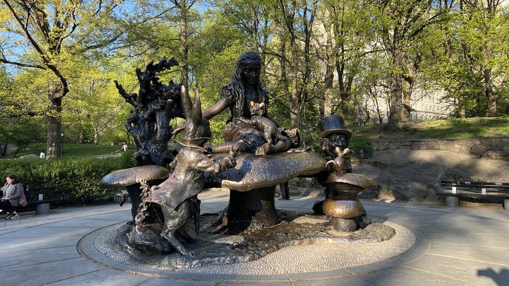 ALICE IN WONDERLAND SCULPTURE - Updated July 2024 - 207 Photos & 53 ...