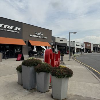 CLOSTER PLAZA - Updated January 2026 - 17 Photos - 19 Vervalen St ...