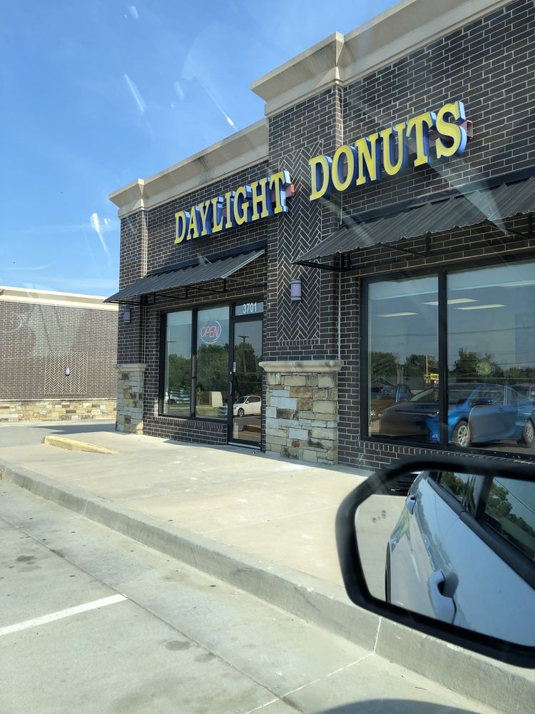 DAYLIGHT DONUTS - Updated November 2025 - 10 Photos & 30 Reviews - 3701 ...
