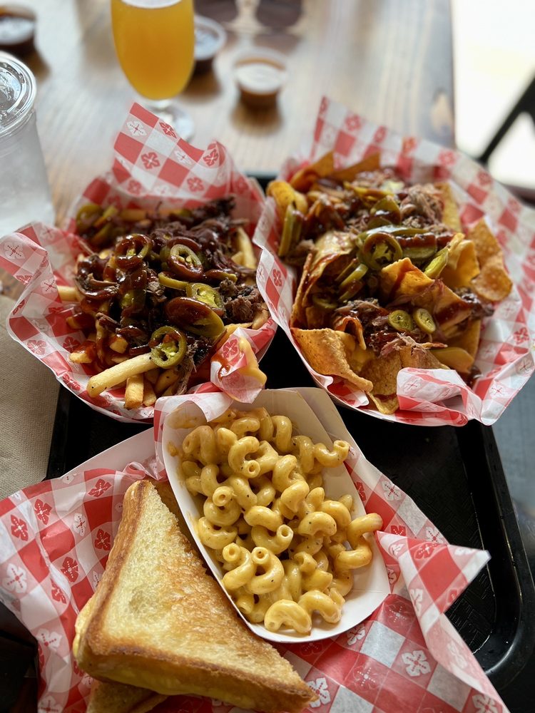 OFF THE RAILS BARBEQUE & DRAFTHOUSE - 55 Photos & 66 Reviews - 549 ...