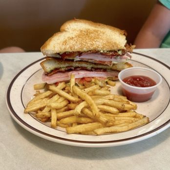 GOLD BURGER DINER - Updated July 2025 - 140 Photos & 112 Reviews - 109 ...