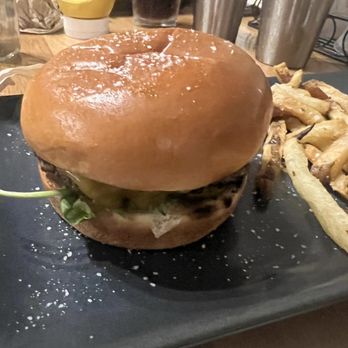 TRAPPEZE PUB - Updated January 2025 - 290 Photos & 557 Reviews - 269 N ...