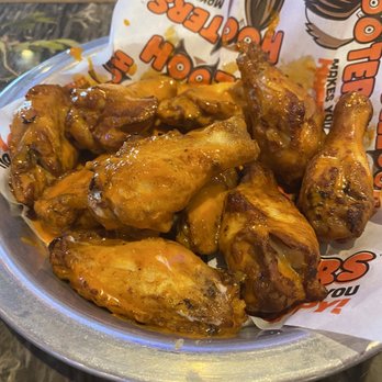 HOOTERS - Updated September 2025 - 43 Photos & 58 Reviews - 6454 Siegen ...