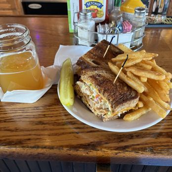 YORKTOWN PUB - Updated July 2025 - 465 Photos & 508 Reviews - 540 Water ...