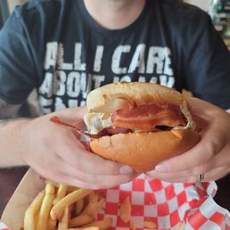 THE DUTCH COTTAGE TAVERN - Updated October 2025 - 32 Photos & 61 ...