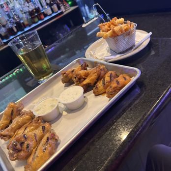SIDELINES SPORT TAVERN - Updated January 2026 - 10 Photos - 307 W Main ...