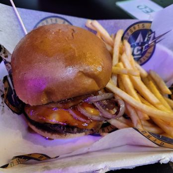 LOCALZ SPORTS BAR & GRILL- ST PETE - Updated June 2024 - 25 Photos & 19 ...