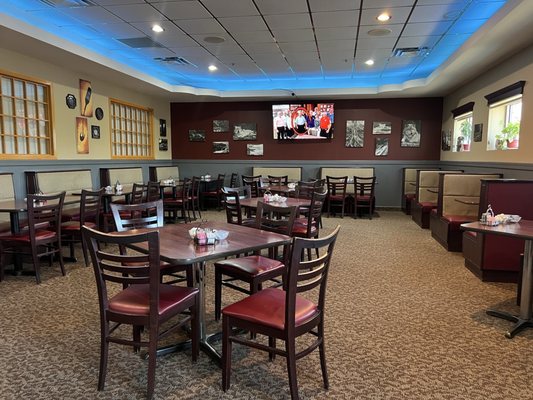 CHARLIE’S EATERY AND PUB - Updated October 2025 - 77 Photos & 28 ...