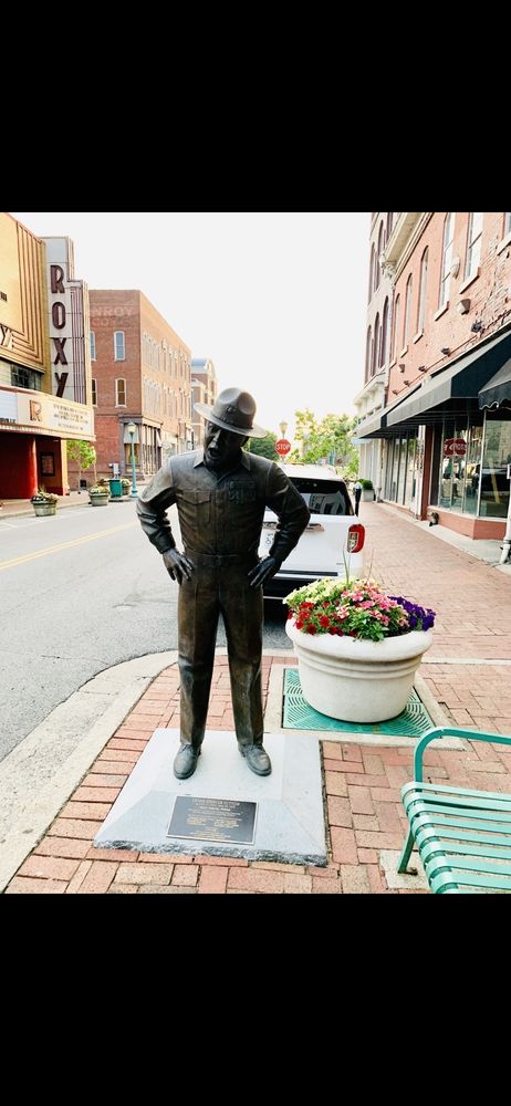 FRANK SUTTON STATUE - Updated May 2025 - 109 Franklin St, Clarksville ...