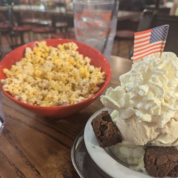 JAXSON’S ICE CREAM PARLOR AND RESTAURANT - Updated January 2025 - 3930 ...