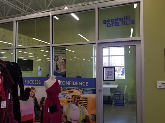 GOODWILL - Updated December 2025 - 26 Photos & 11 Reviews - 444 Quaker ...