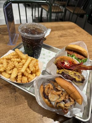 SHAKE SHACK - Updated December 2025 - 12 Photos - 40 Eglinton Avenue E ...