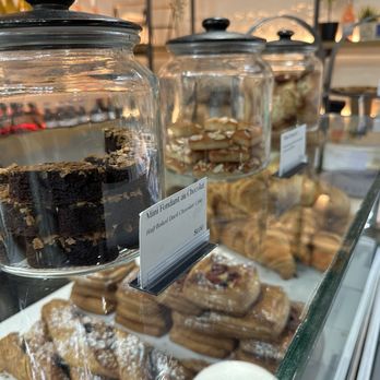 LA PARISIENNE FRENCH BAKERY - Updated December 2024 - 1066 Photos & 733 ...