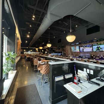 ELLA’S ITALIAN PUB - WESTERN SPRINGS - Updated May 2025 - 105 Photos ...