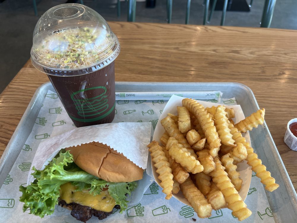 SHAKE SHACK HUNTINGTON BEACH - Updated September 2025 - 124 Photos ...