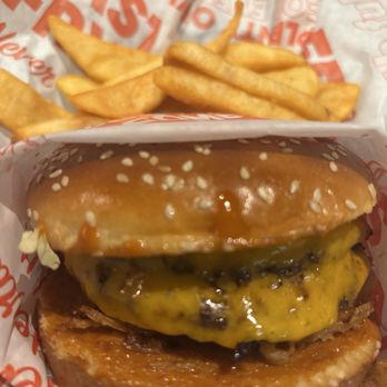 RED ROBIN GOURMET BURGERS AND BREWS - Updated May 2025 - 541 Photos ...