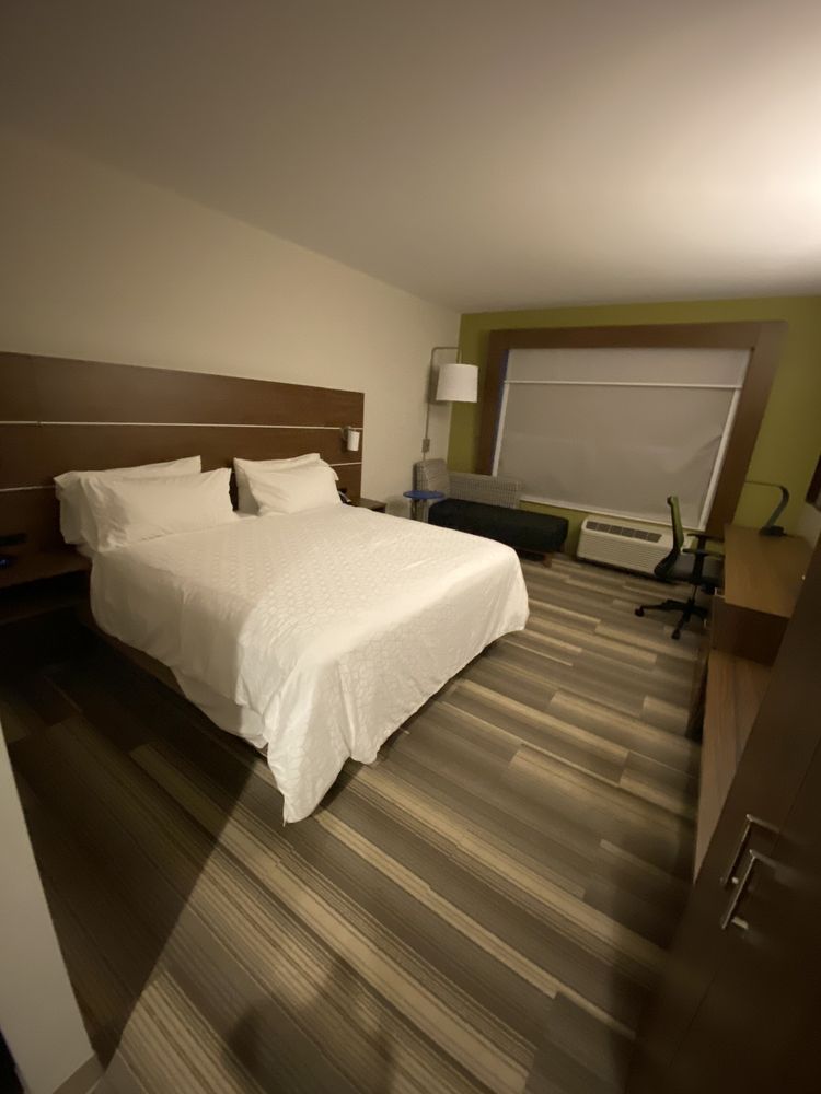 HOLIDAY INN EXPRESS & SUITES CINCINNATI NE - REDBANK ROAD - Updated May ...