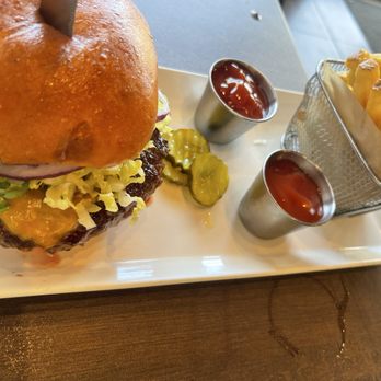 Da Burger Wing Hub - Reserve Now - Burgers - Updated June 2025 - 477 ...